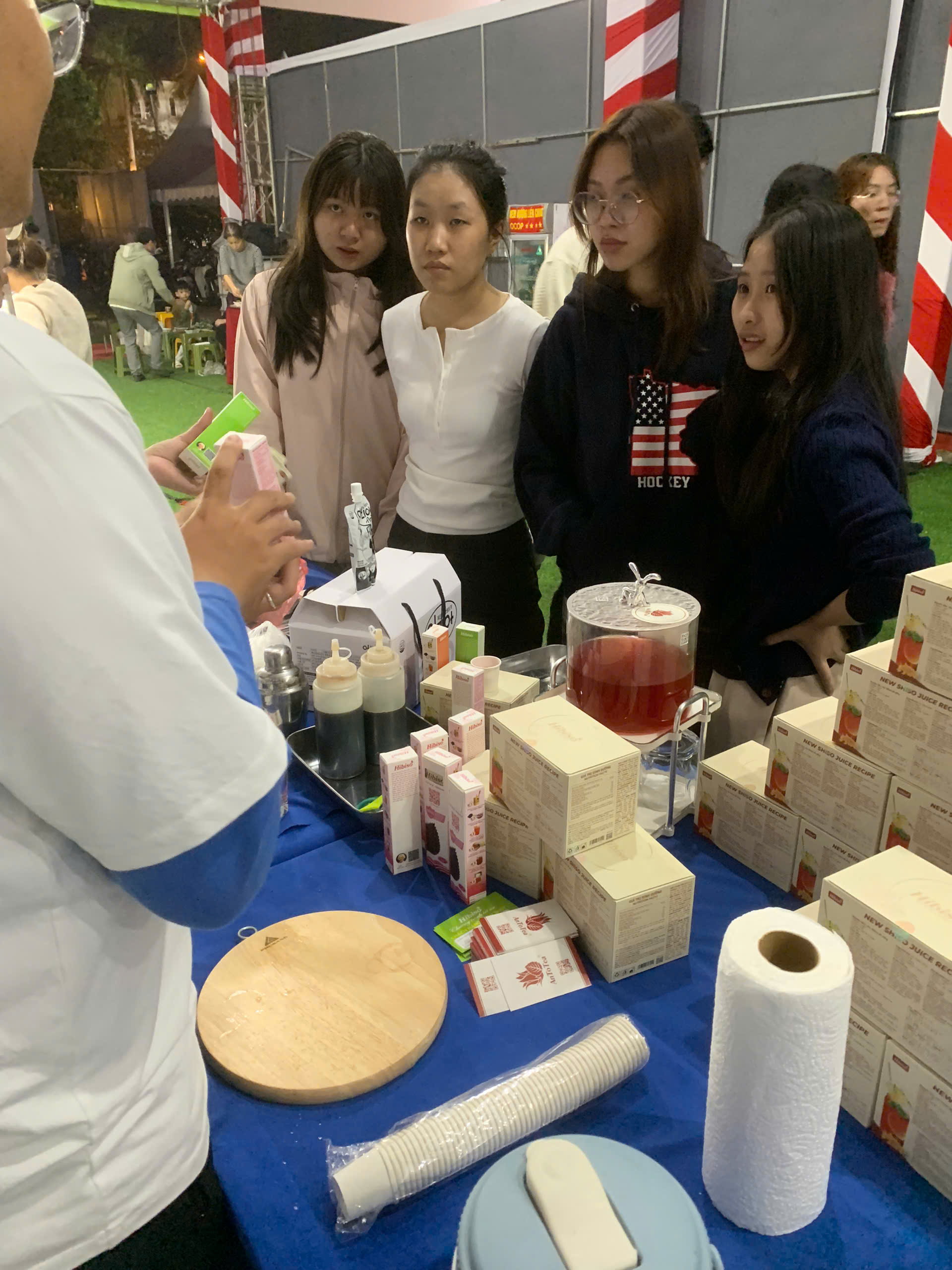 Cắm trại ngắm ôtô tại Triển lãm Xe điện hóa Việt Nam - Hibiso